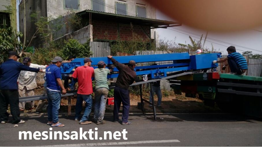 Mesin conveyor untuk mengangkut muatan ke atas container